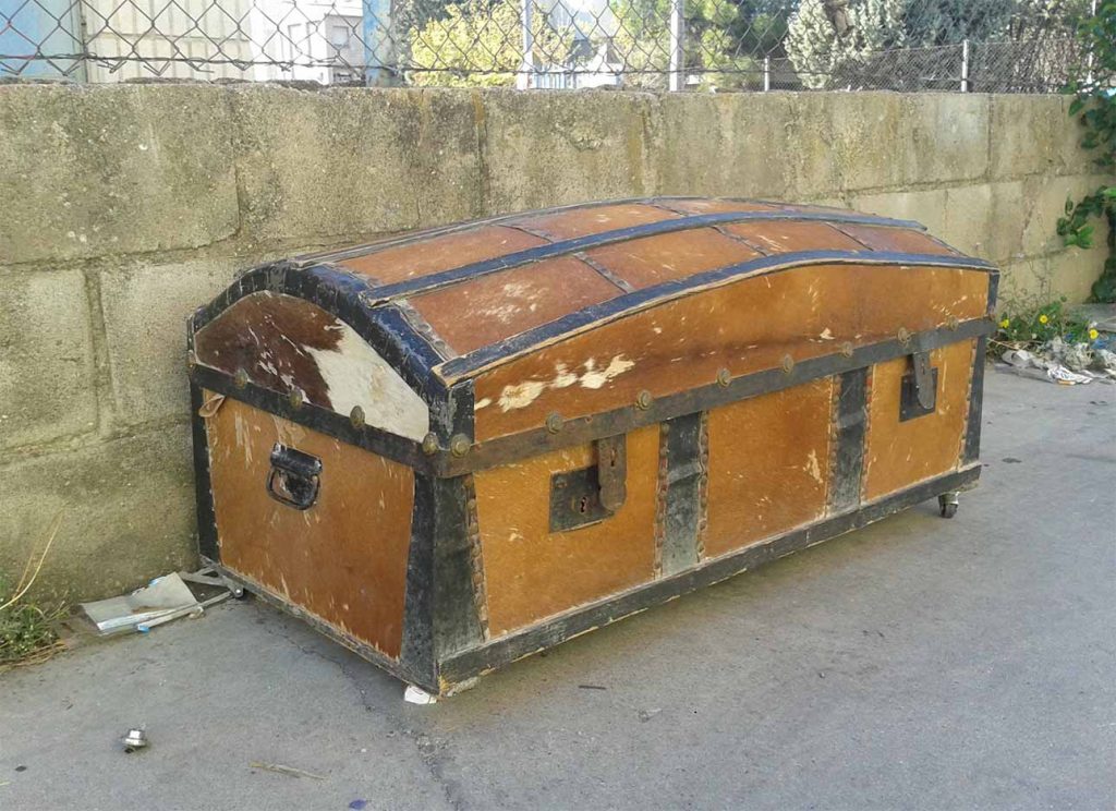 Baúl antiguo, arca antigua de piel vacuno. | El Viejo Odeón