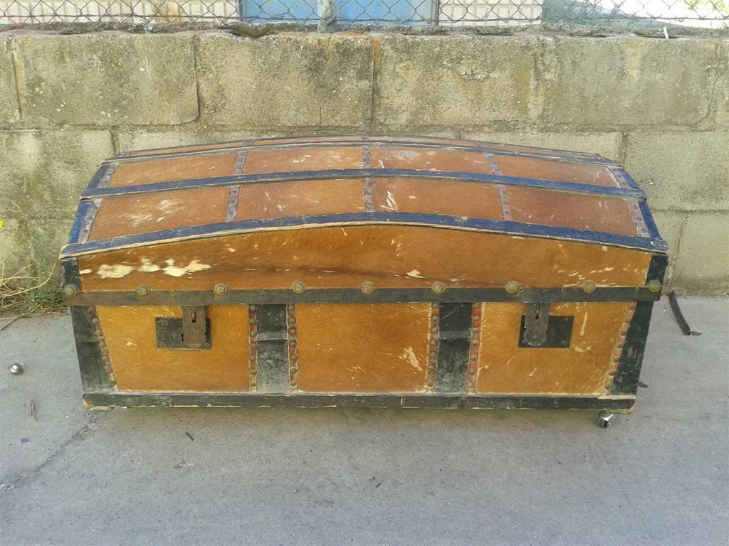 Baúl antiguo, arca antigua de piel vacuno. | El Viejo Odeón