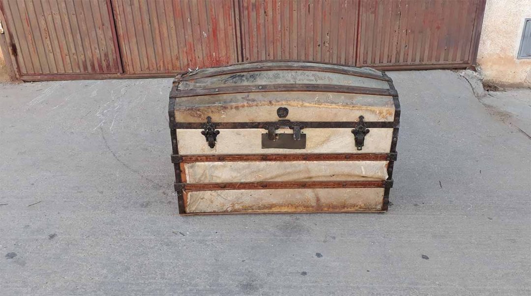 Baúl o arca antigua de equipaje, de piel. | El Viejo Odeón